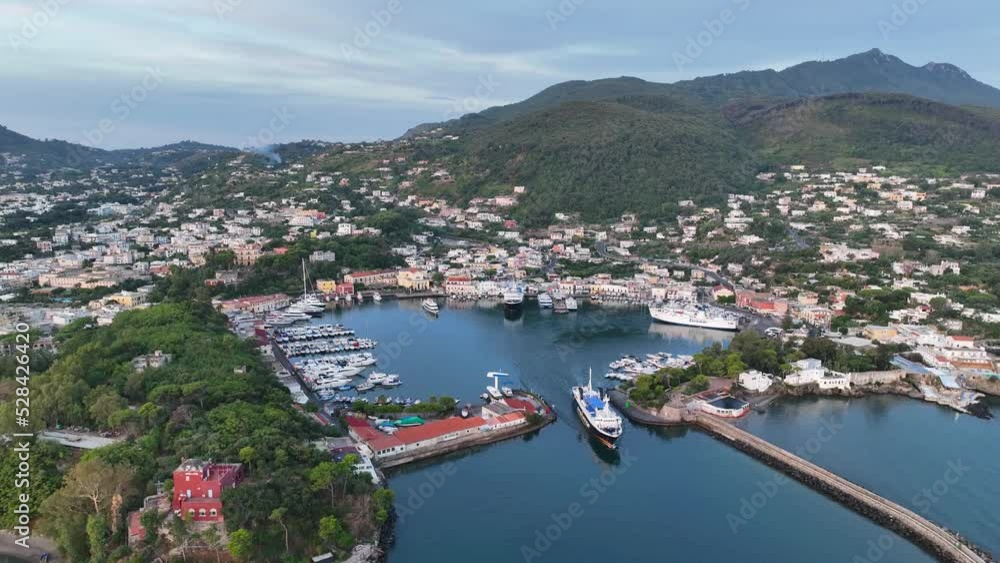 Isola di Ischia, Italia. Traghetto esce dal porto del golfo di Napoli ...