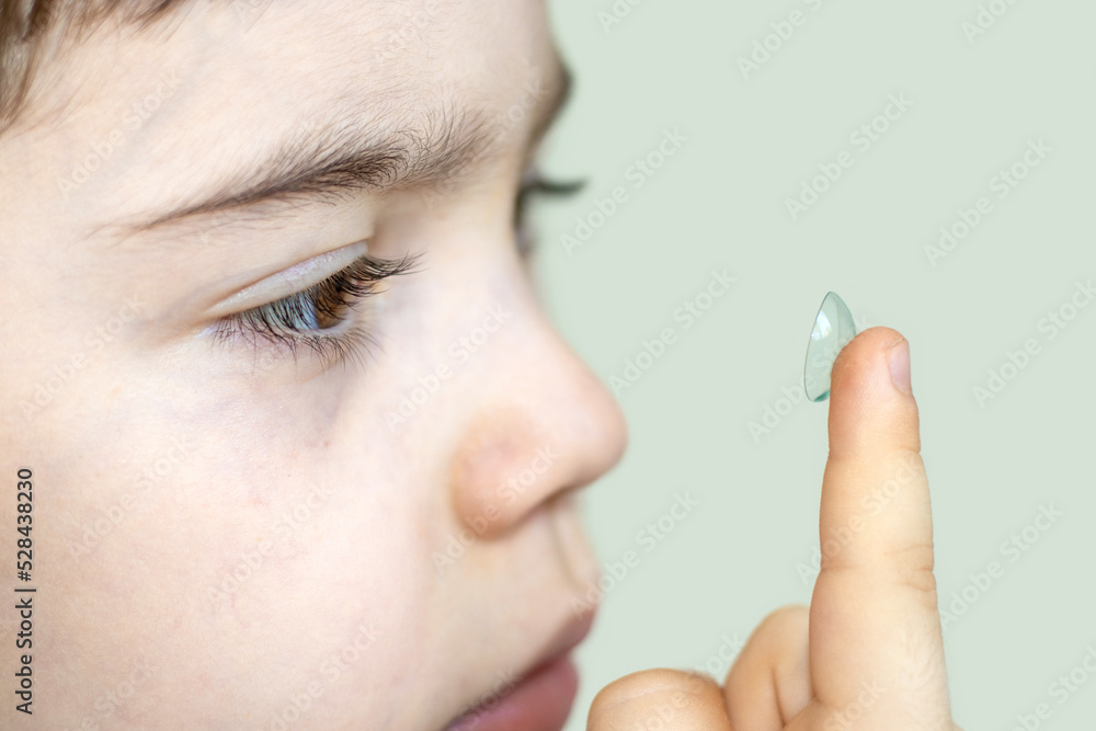 Foto de contact lens for kids,safe to wear.cute little boy putting one ...