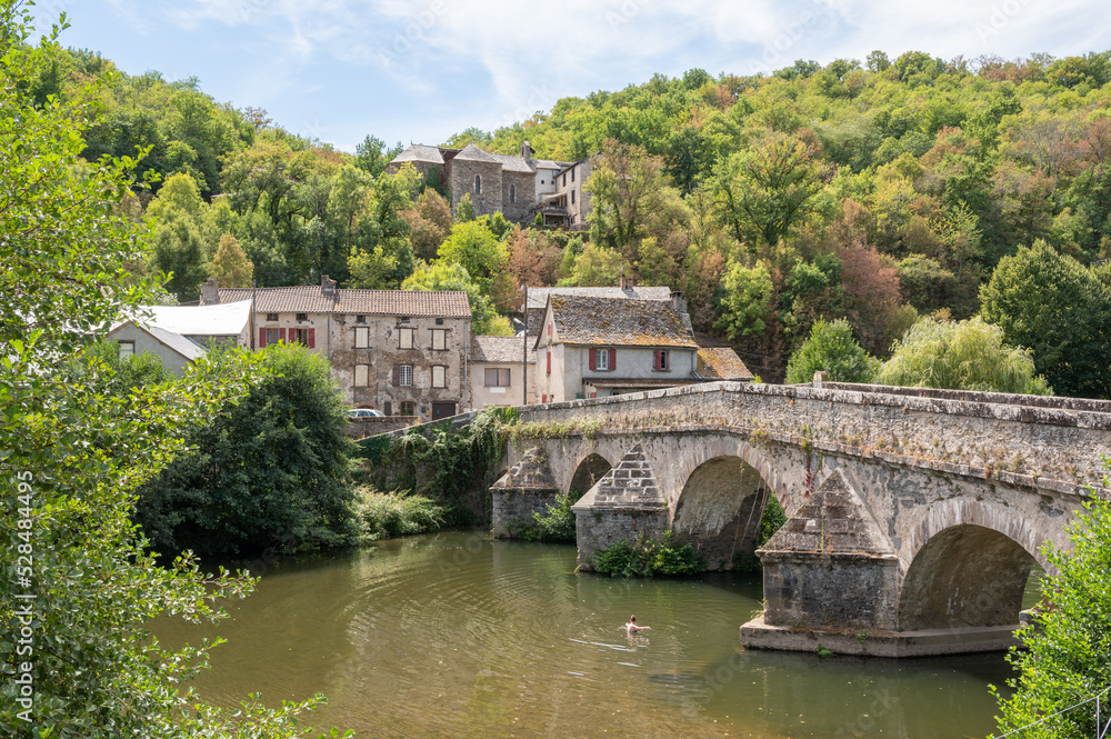Foto de Baignade dans le Viaur au Pont de Cirou, vieux pont sur le ...