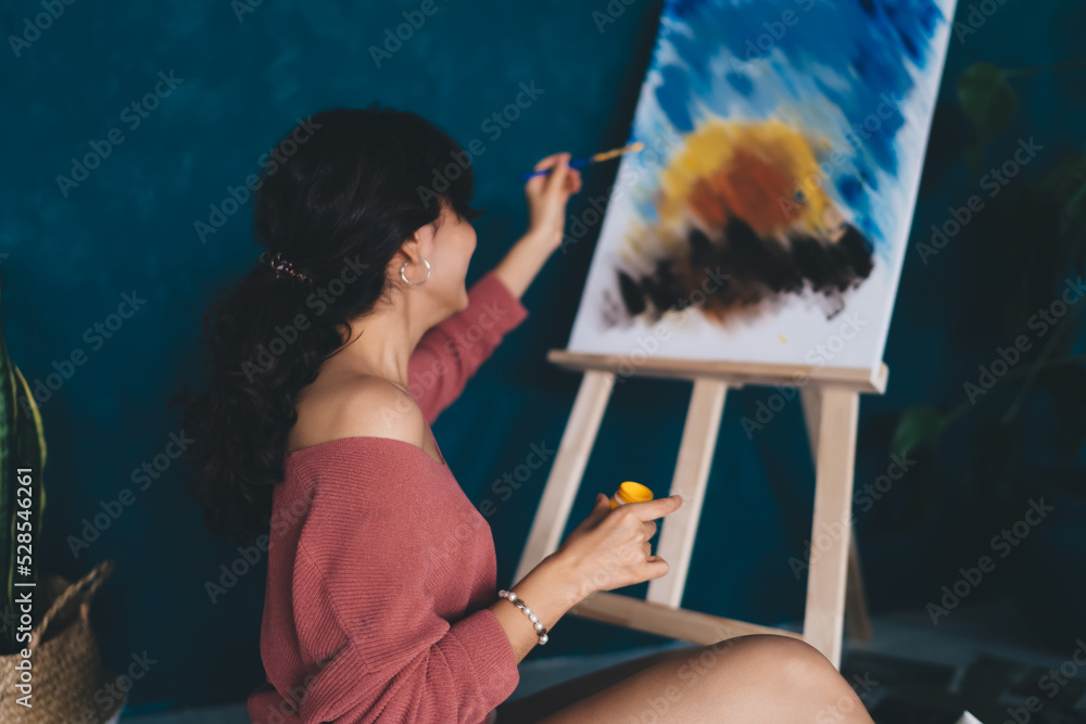 Fotografia do Stock: Attractive young female artist draws picture with ...