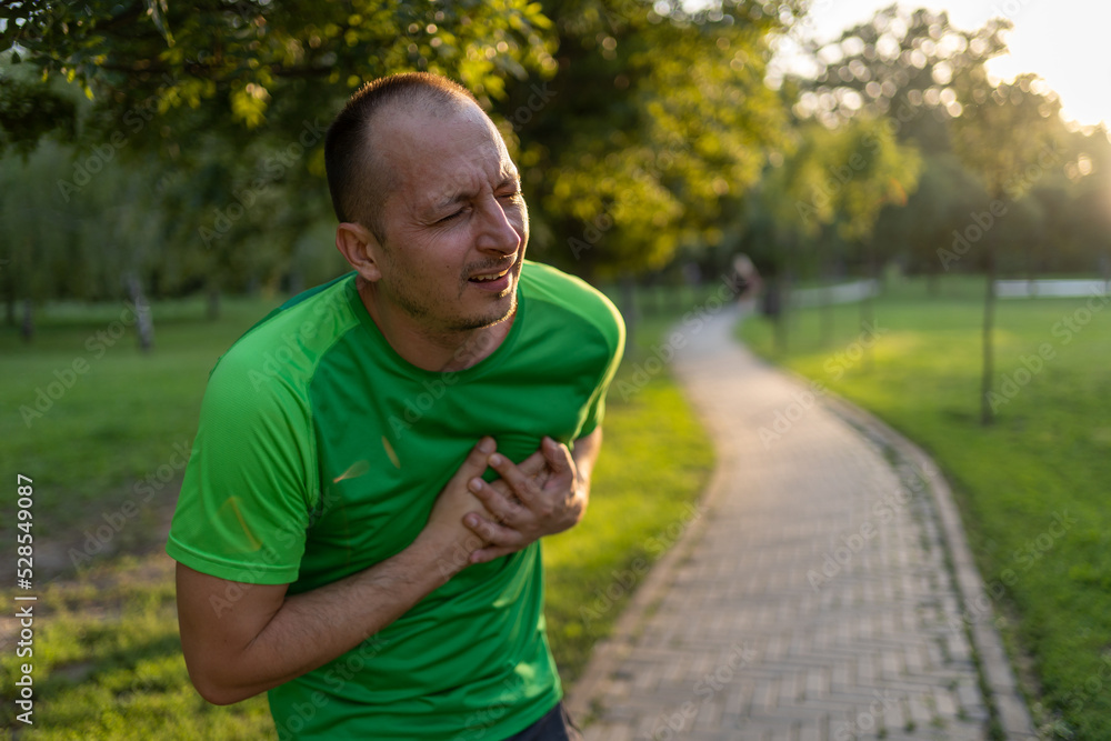 Foto de Man runner have chest pain while practice running at the race ...