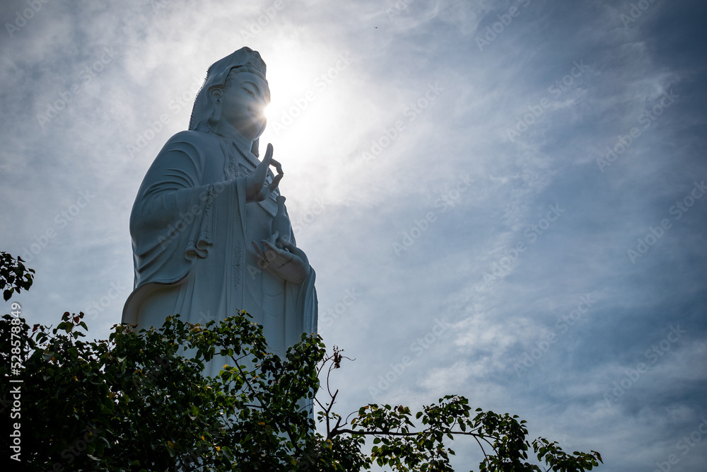 Estatua gigante de Lady Buda en templo Chùa Linh Ứng, en las cercanías ...