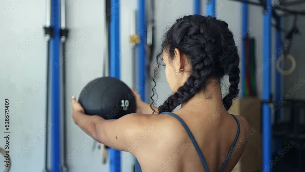 Vidéo Stock Fit young woman exercising with pilates ball at fitness gym ...