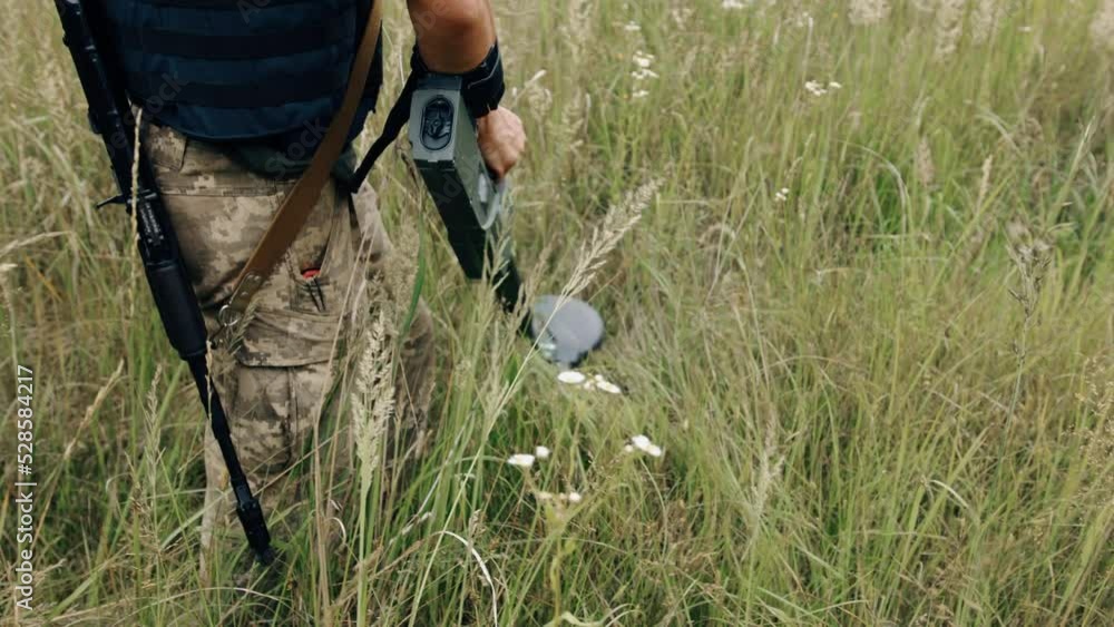 Vidéo Stock Sapper neutralizing a mine, outdoors, soldier minesweeper ...