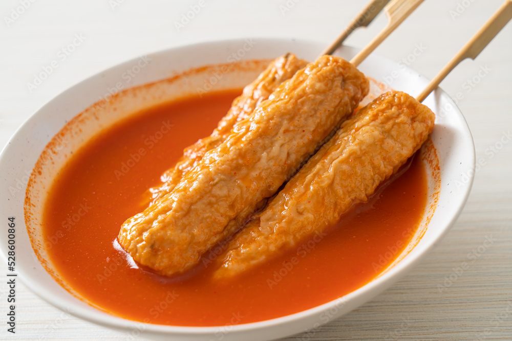 Foto de Omuk - Korean fish cake skewer in Korean spicy soup do Stock ...