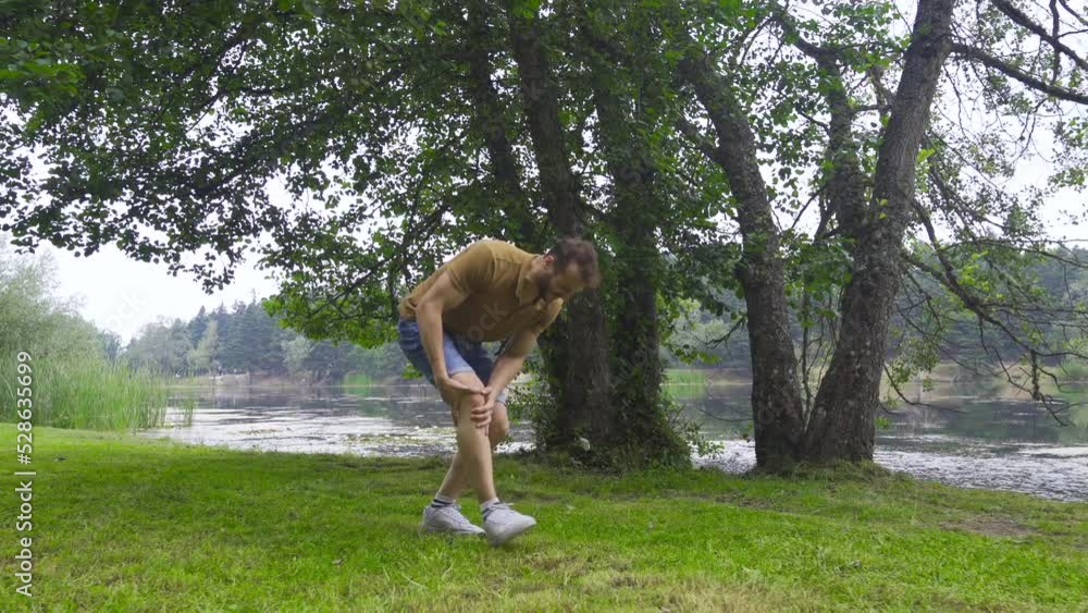 Vidéo Stock The man who injured his foot while running in the forest ...
