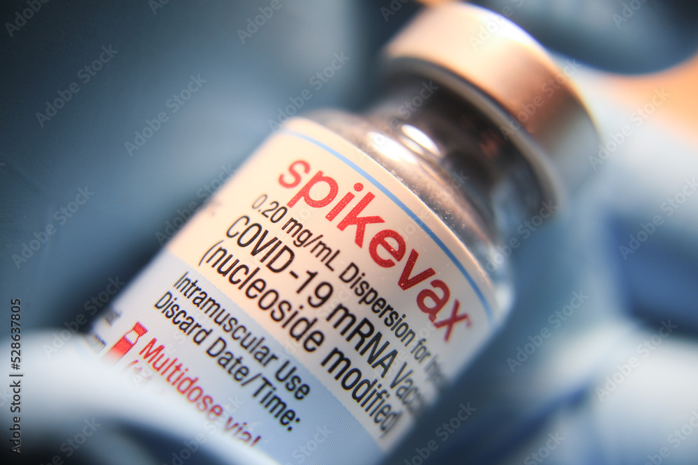 Foto de Thailand – SEPTEMBER 5. 2022: Closeup of biontech pfizer and ...