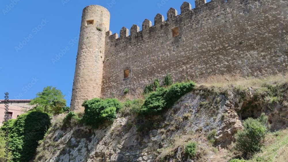 Torre y muralla almenada del castillo medieval de la villa de Frías en ...