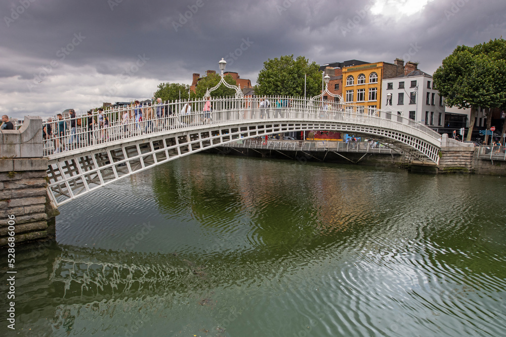 The iconic Ha'penny Bridge footbridge spanning the River Liffey in ...