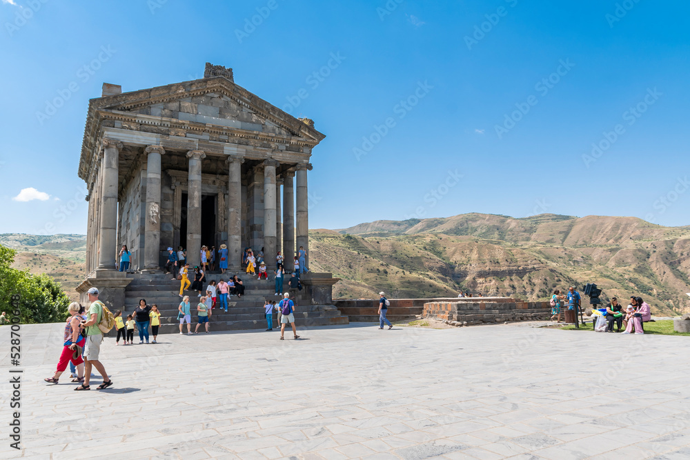 Hellenic temple dedicated to the sun god Mithra in Garni village foto ...