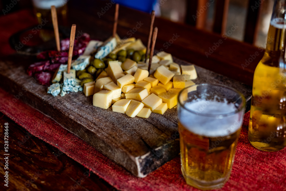 Picadas de jamon, queso, salamin para compartir con amigos en el ...