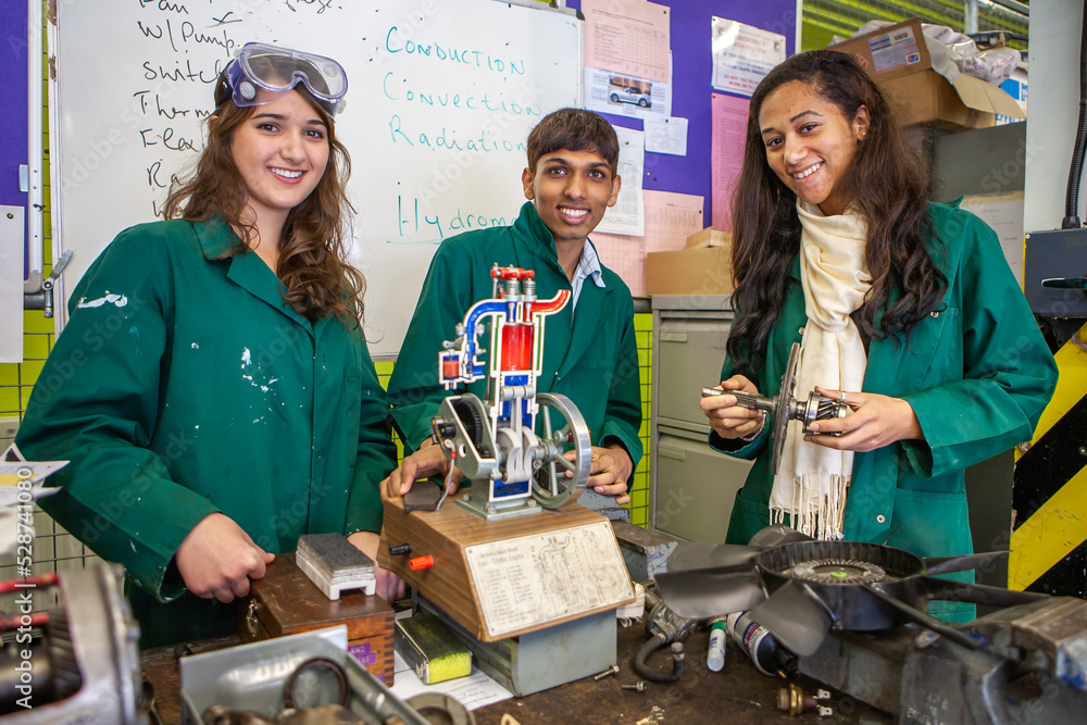 Further Education: Vocational Training. A group of late teenage ...