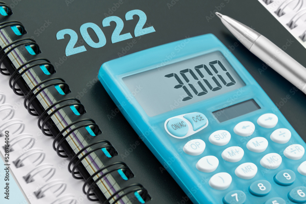 3000 Euro und blauer Rechner mit Kalender 2022 foto de Stock | Adobe Stock