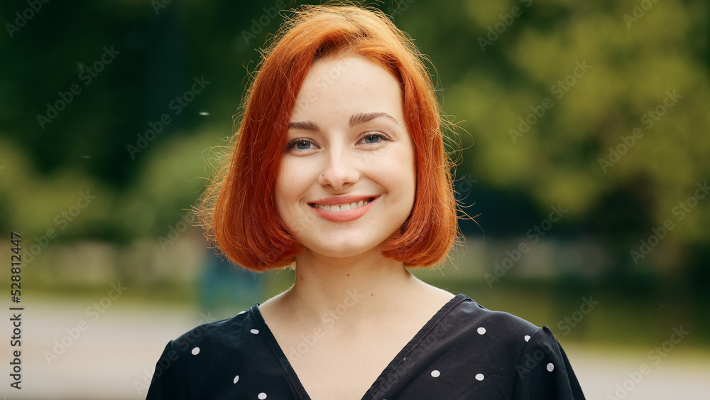 Zdjęcie Stock: Close up outdoors portrait of human female face ... Zdjęcie Stock: Close up outdoors portrait of human female face ...