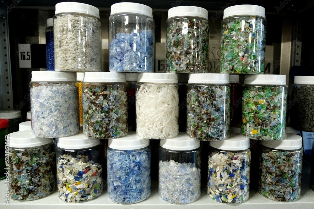 Foto de Plastic flakes and scrap. Crushed Plastic Bottles and Films ...