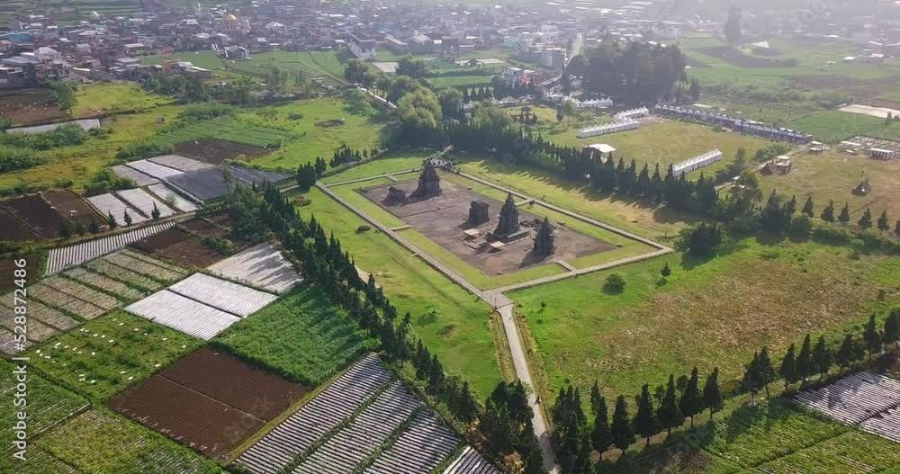Vidéo Stock Sliding Drone shot of clear Arjuna Temple complex in Dieng ...