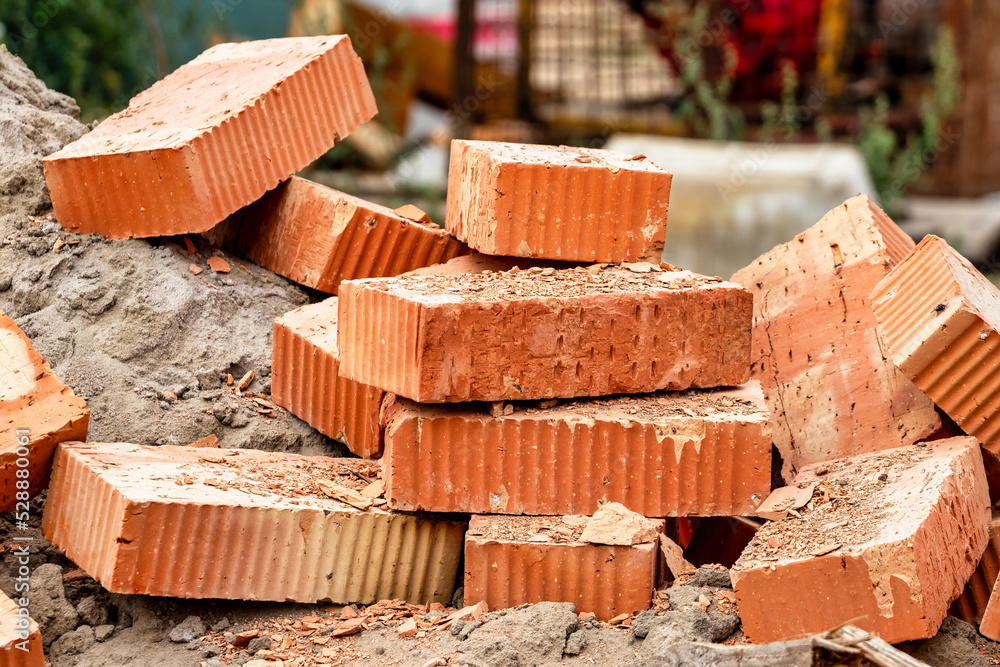 Foto de Red ceramic bricks at the construction site. Keramoblock ...