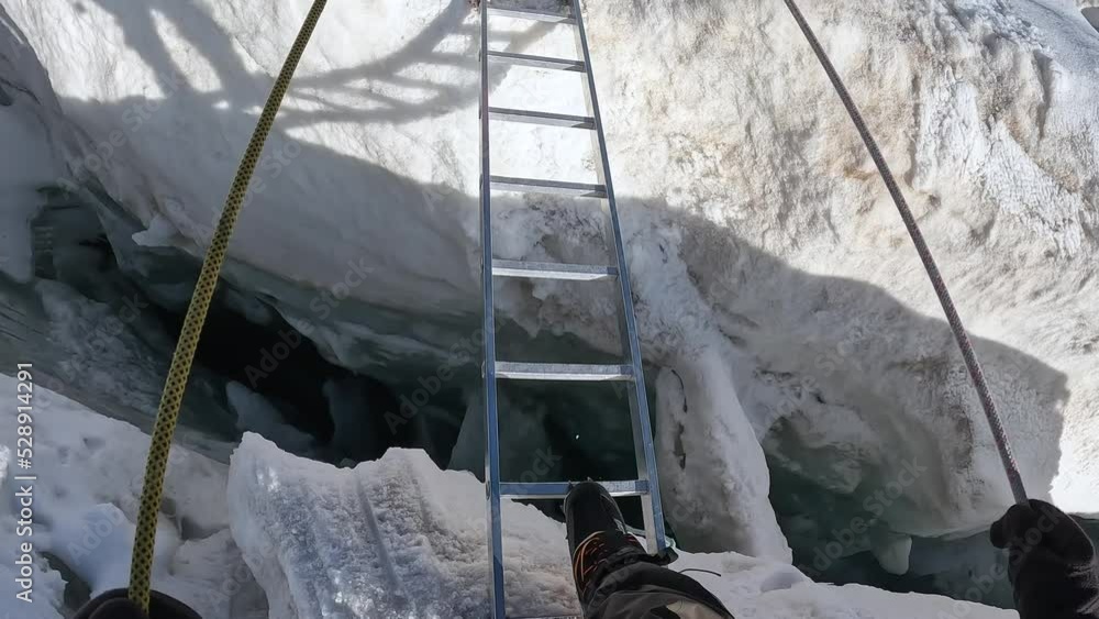Video „A climber crosses a large deep crack in the glacier by a ...