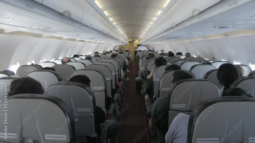 POV to the aisle pathway inside plane cabin while in the sky vídeo do ...