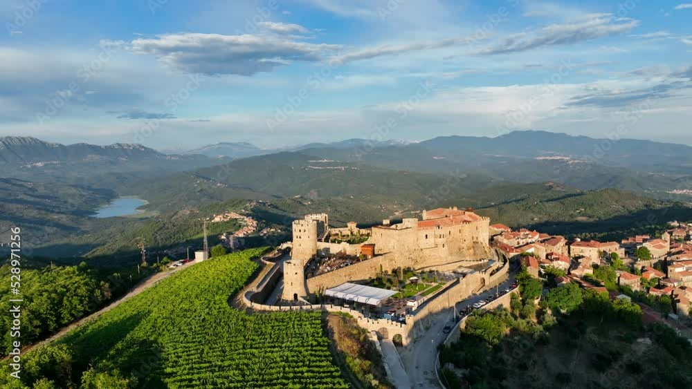 il borgo medievale di Rocca Cilento ed il suo castello. Italia. Vista ...