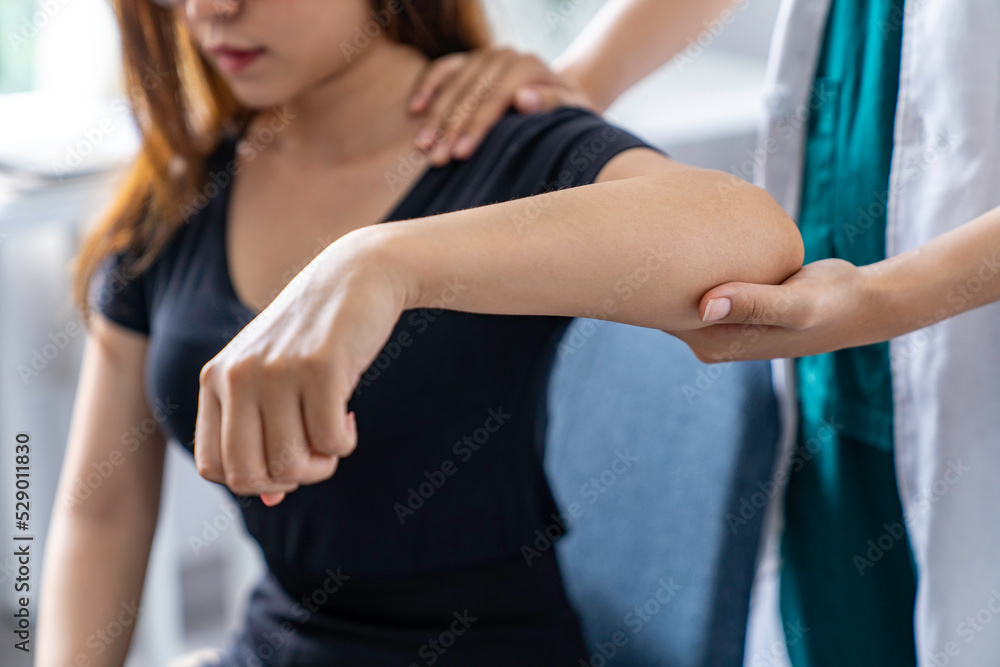 The doctor counsels the patient about pain in the muscles of the arms ...