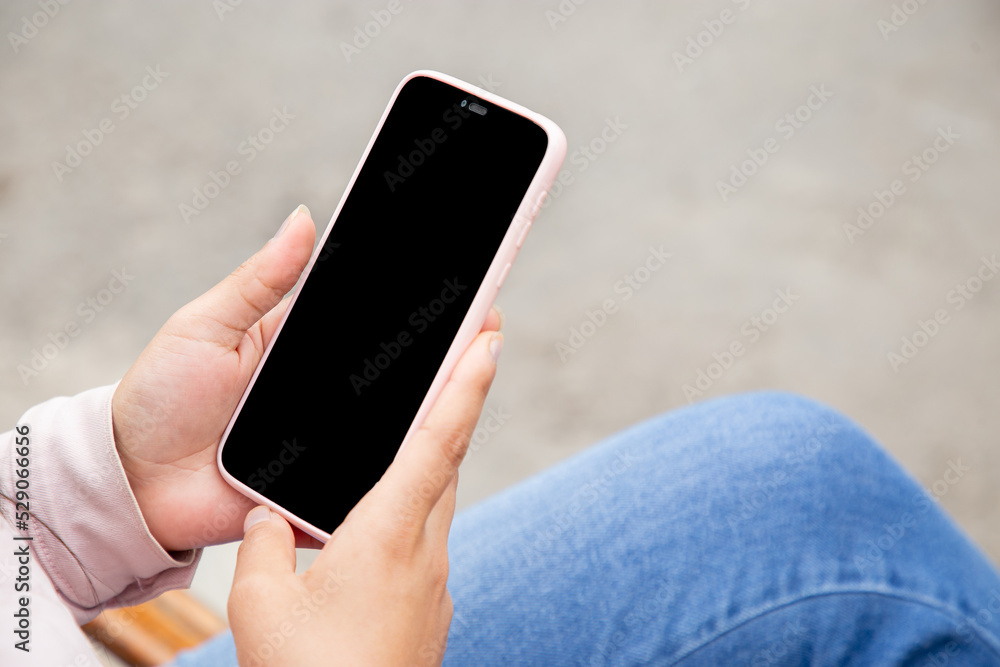 Mano de mujer revisando un celular al aire libre, pantalla de celular ...