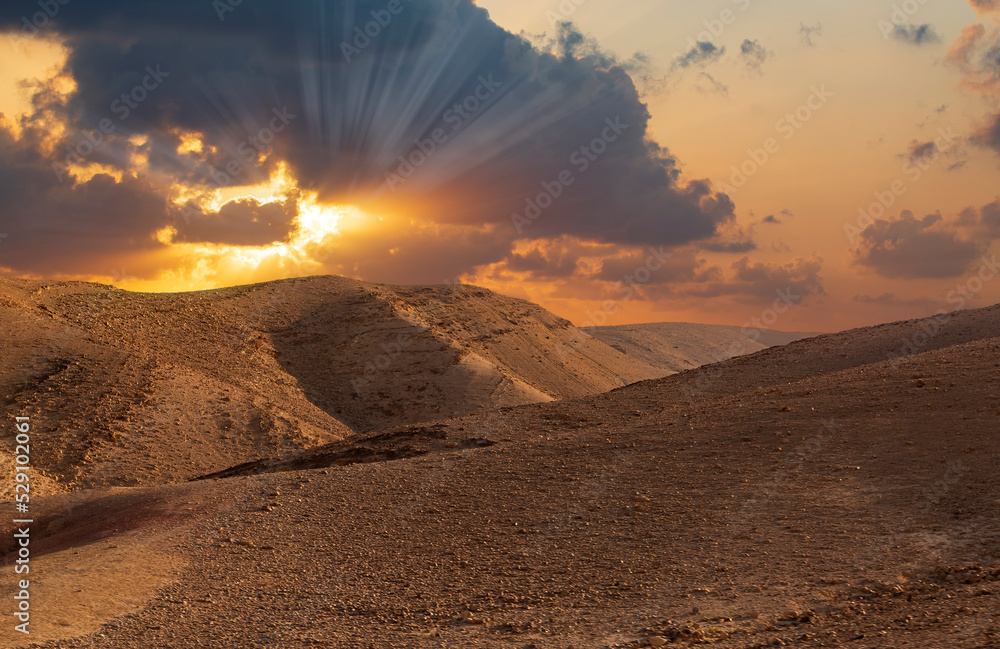 Sunset in the desert and sun rays spreading. Beautiful dramatic clouds ...