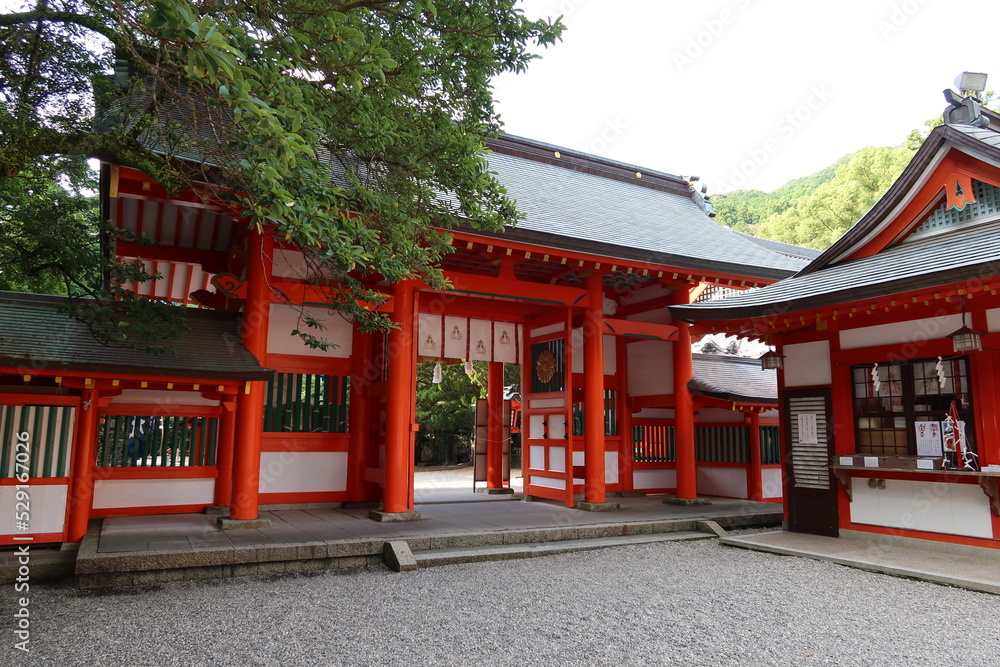 Póster Japanese shrines and temples : a scene of the entrance gate to ...