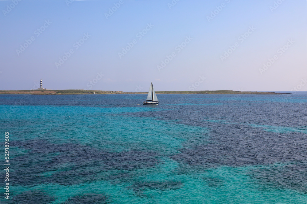 Velero en Menorca, navegando entre Punta Prima y la Illa de l'Aire ...