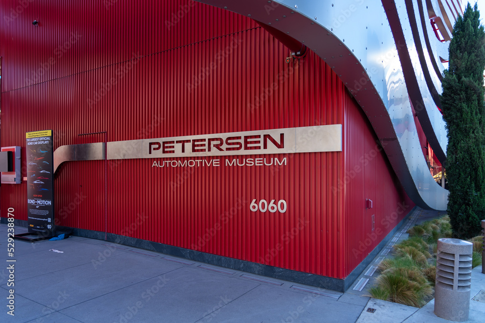 Fotka „ Los Angeles, CA, USA - July 11, 2022: The sign of Petersen ...
