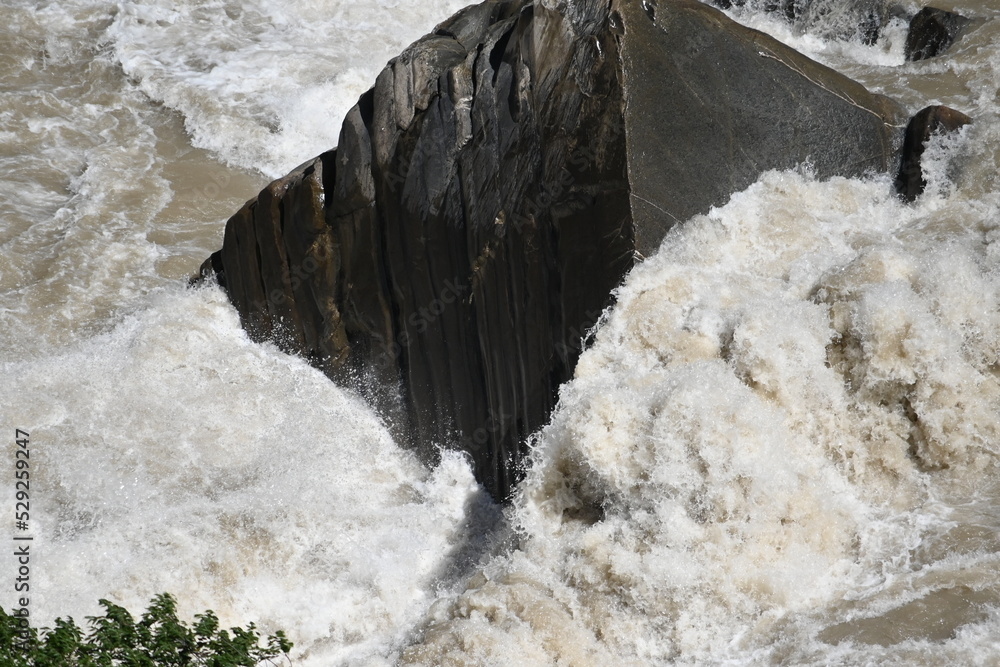 The mighty river crushing against the famous Tiger Leaping Gorge in ...