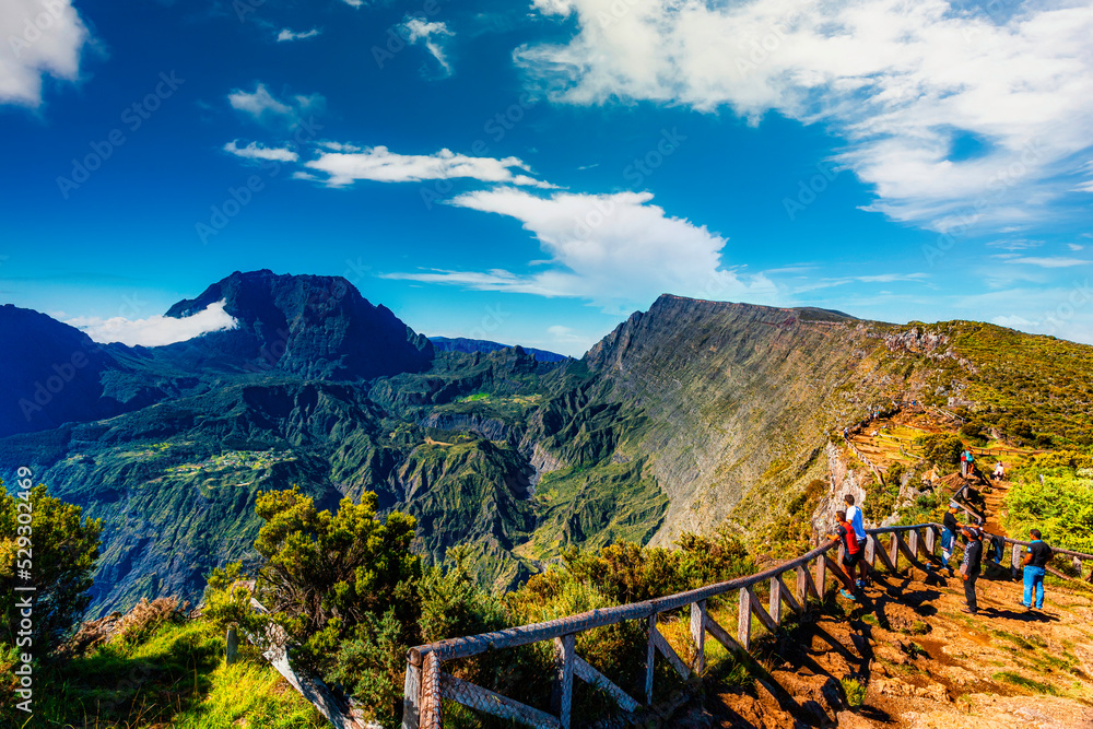 Point de vue depuis le Maïdo sur le cirque de Mafate avec en arrière ...