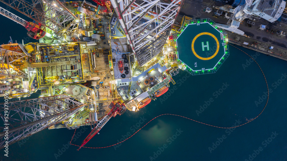 Foto de Aerial view jack up rig under maintenance at night, Aerial view ...