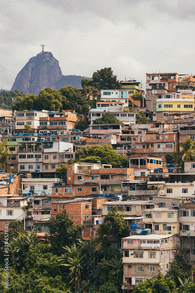 Foto de Favela and the Cristo Redentor in Rio de Janeiro do Stock ...