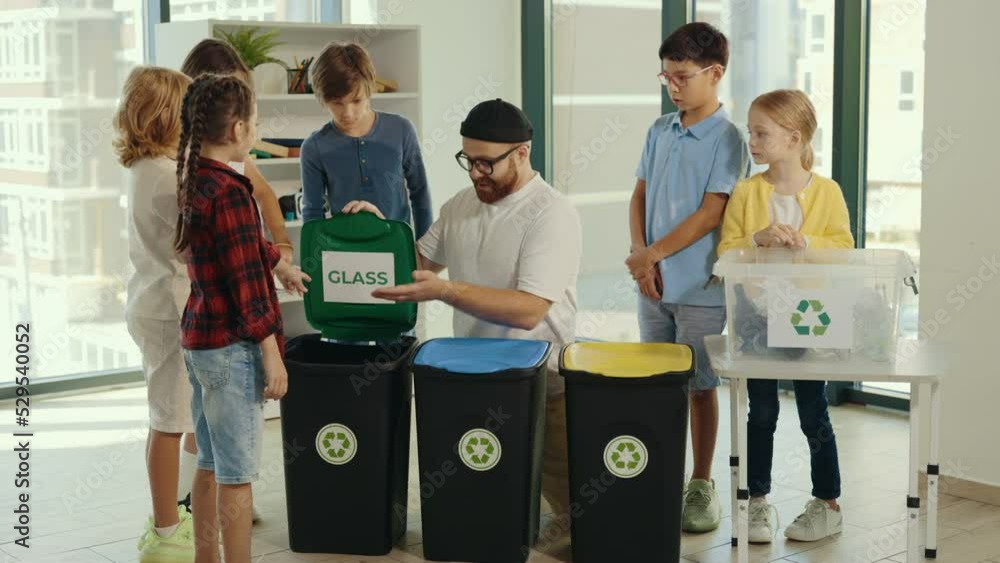 Video „Garbage sorting class, a young teacher tells and explains to ...