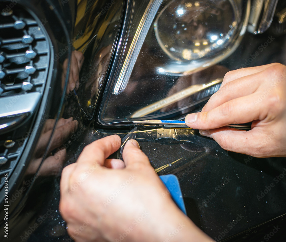 The process of installing PPF film on the headlight of the car ...