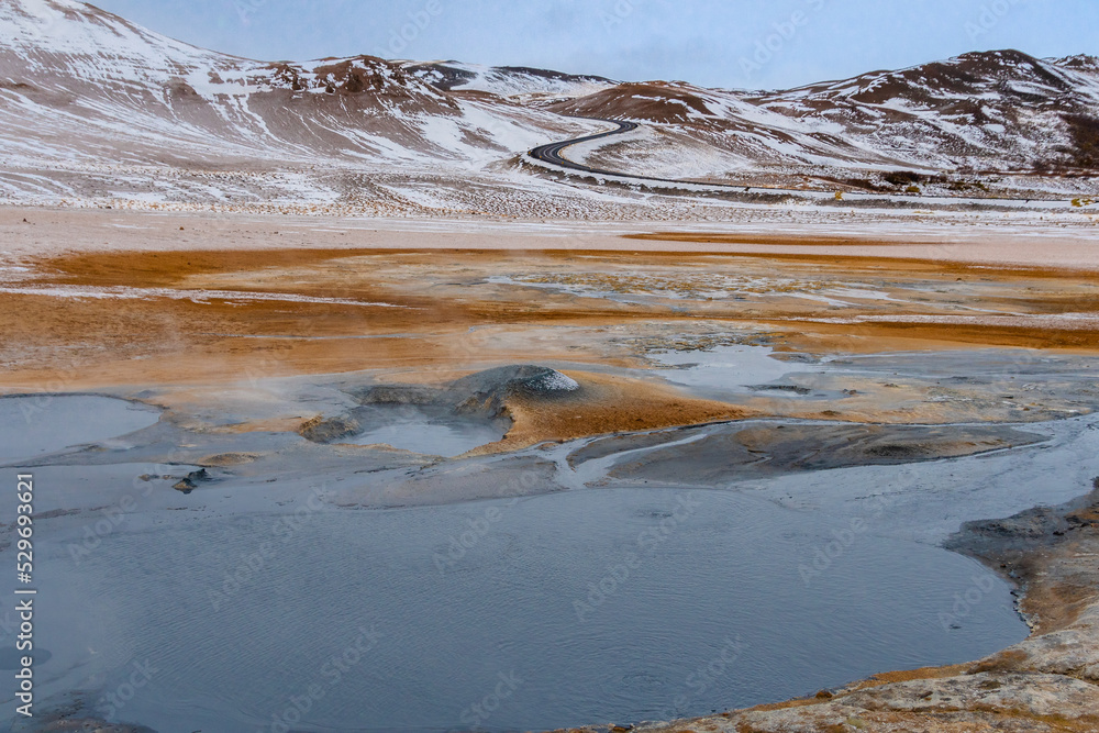 Hverir Hverarönd Geothermalgebiet, bekannt für sprudelnde Schlammbecken ...