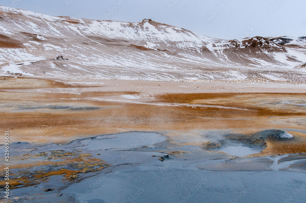 Foto de Hverir Hverarönd Geothermalgebiet, bekannt für sprudelnde ...