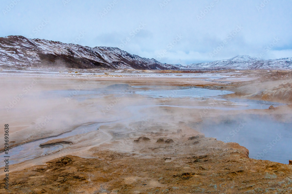 Foto de Hverir Hverarönd Geothermalgebiet, bekannt für sprudelnde ...