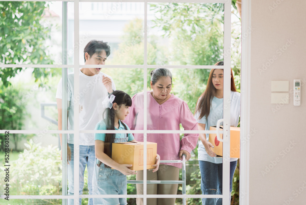 Foto Stock Happy asian family moving to new home, Young family member ...