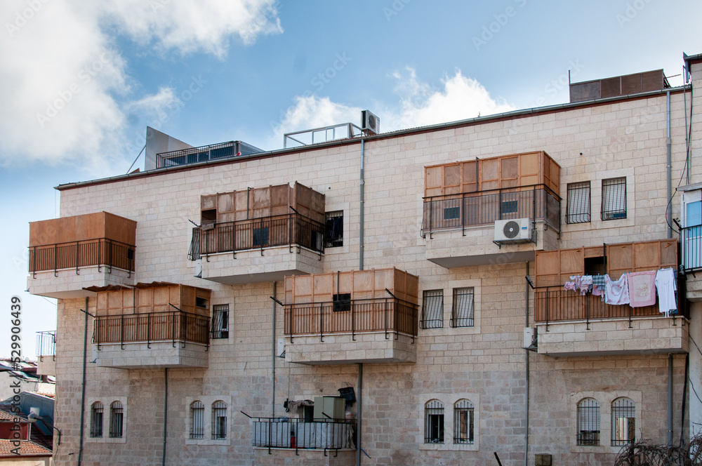 Foto de View of a residential building in Israel during Sukkot, in ...