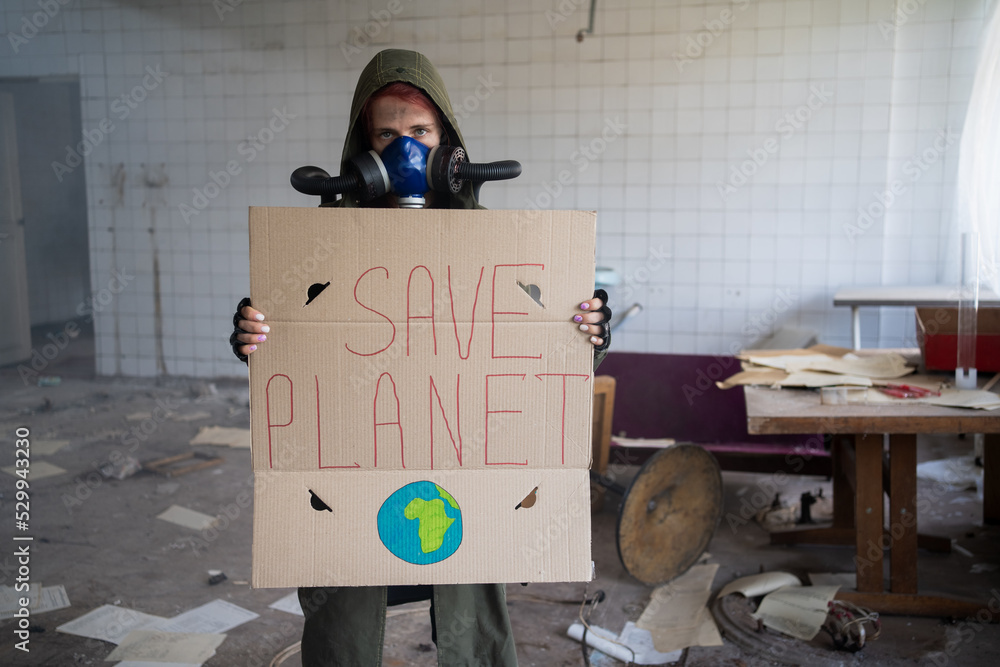 Foto de Woman post apocalyptic survivor with gas mask surrounded by ...