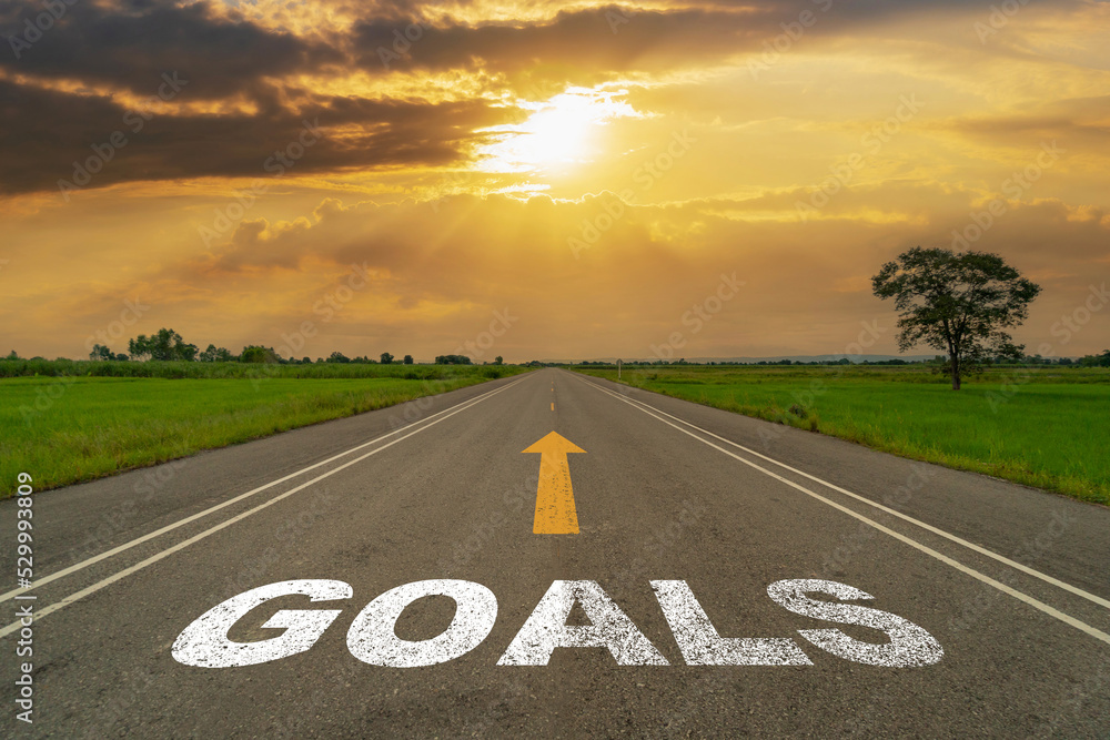 Goals on highway road of empty asphalt road at beautiful sunset. Stock 写真 | Adobe Stock
