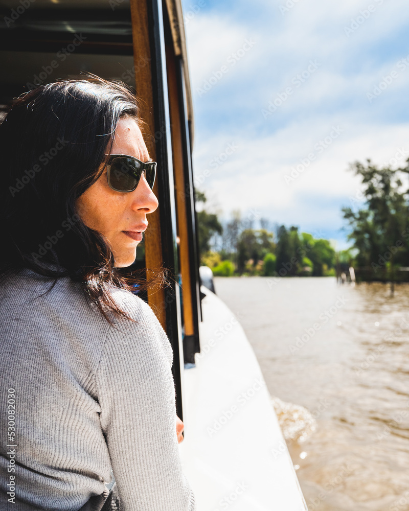 Mujer viajera con sobrero navegando en barco por el rio Stock 写真 ... Mujer viajera con sobrero navegando en barco por el rio Stock 写真 ...