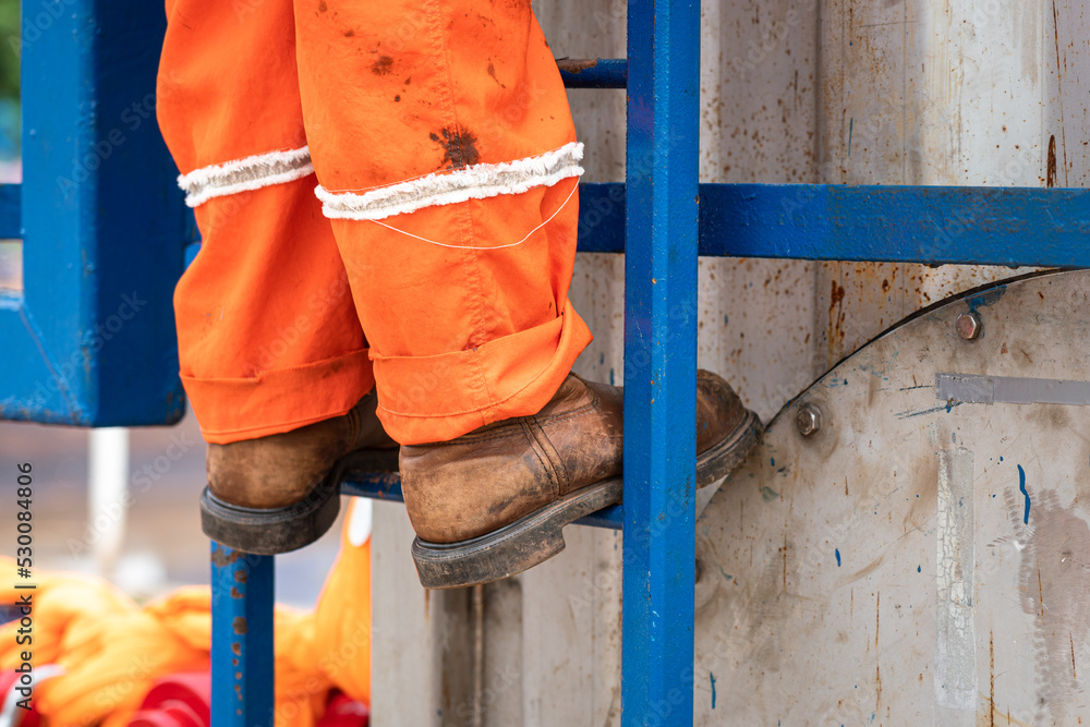 Fotka „Action of a construction worker is climbing on the platform ...