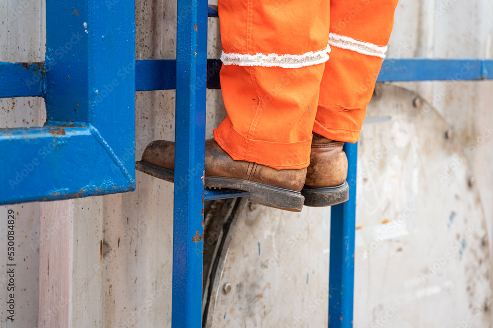 Foto de Action of a construction worker is climbing on the platform ...