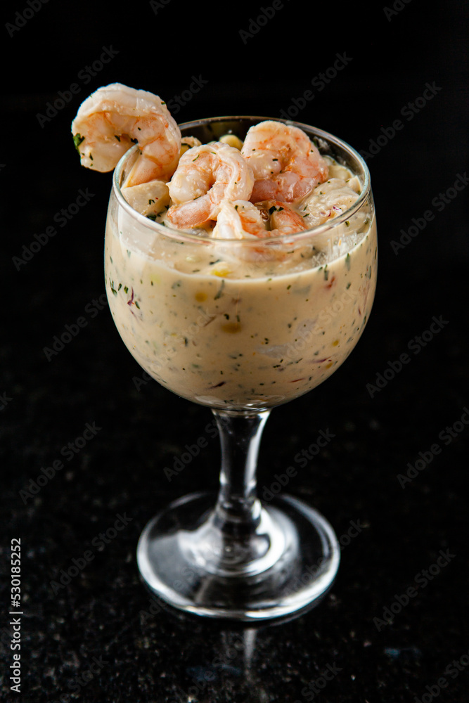 Copa llena de ceviche en fondo negro foto de Stock | Adobe Stock
