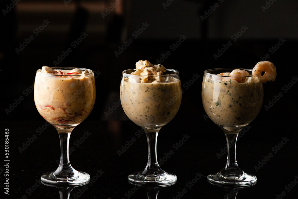Foto de Ceviche peruano, vegetariano y de camarones servidos en copas ...