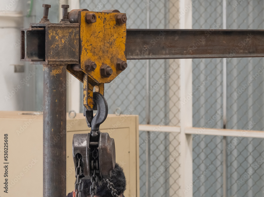 Foto de The brown steel hoist is suspended on a movable yellow steel ...