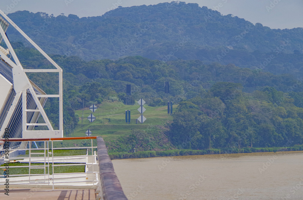 Princess Kreuzfahrtschiff Coral fahren durch Gatunsee im Panama Kanal ...